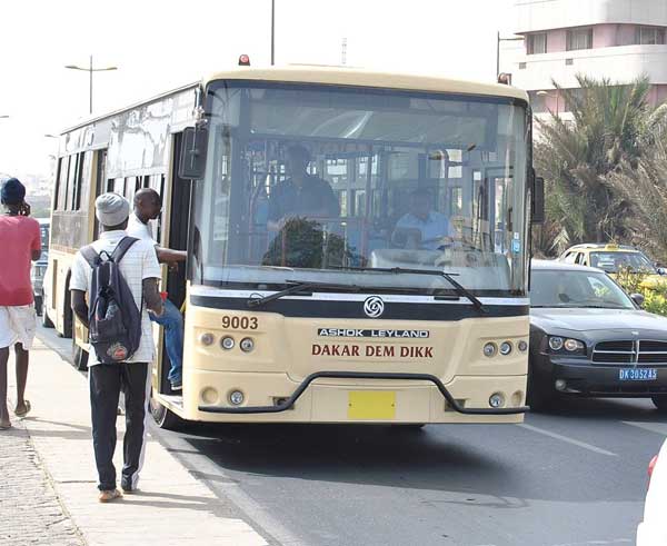 LES TRAVAILLEURS DE DAKAR DEM DIKK DÉCRÈTENT UN LUNDI ROUGE SUR LE ...